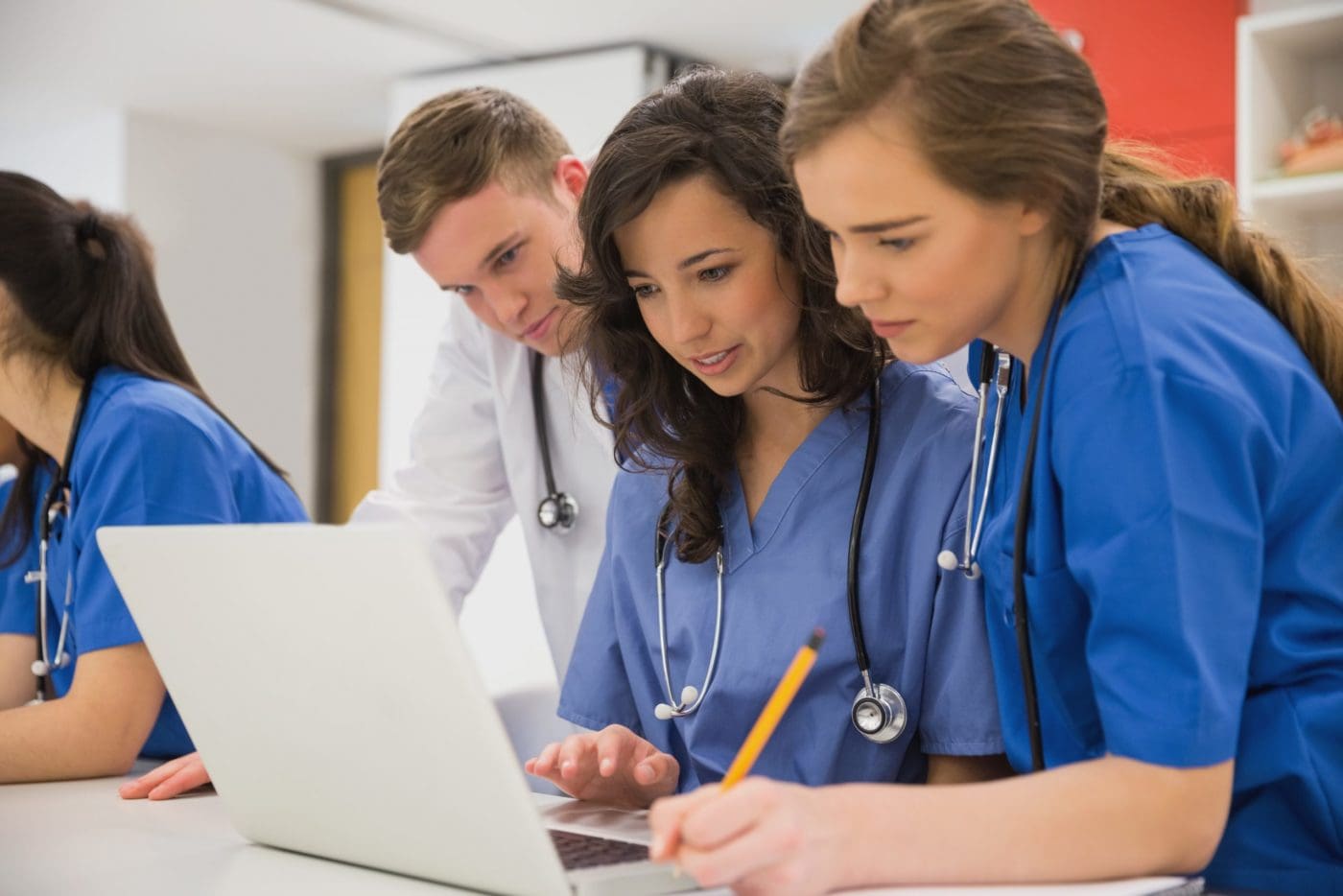 The 40 Best Medical Internships for High School Students | Empowerly